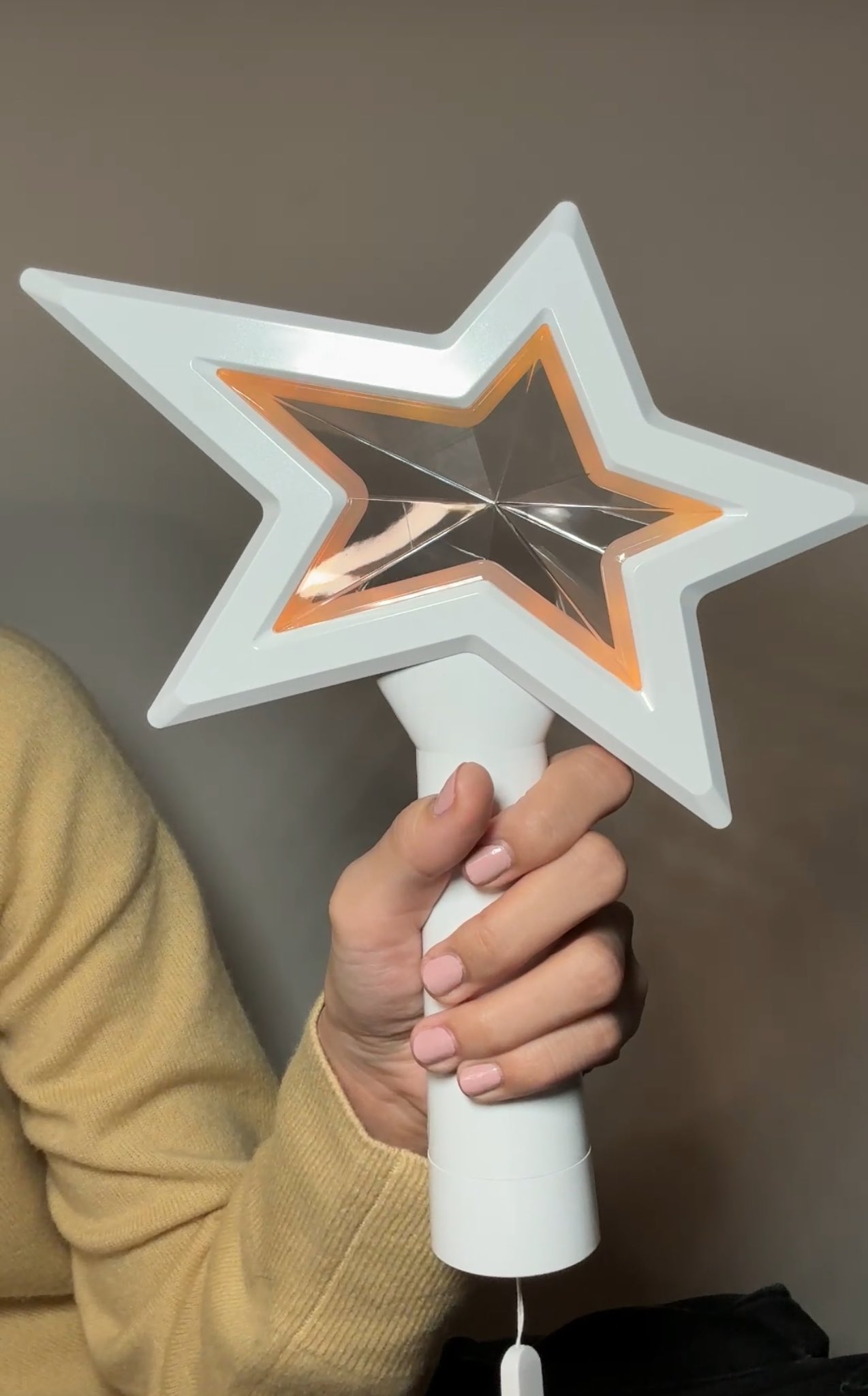 Lisa BLACKPINK Pamer Lightstick Solo Berbentuk Bintang